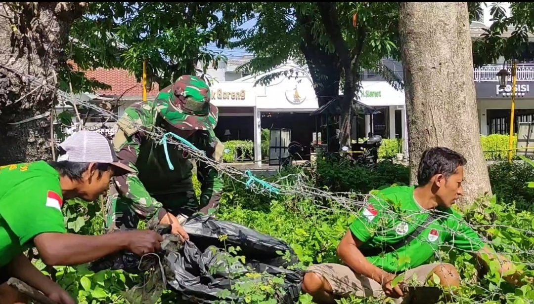 Peringati HPSN 2025, Pemerhati Lingkungan Amphibi Bersih-bersih Sampah Plastik di Jantung Kota ...